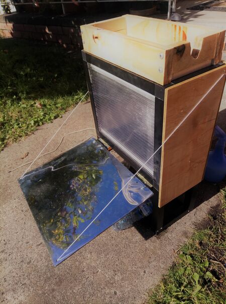 Solar Pura: High-efficiency vertical solar still